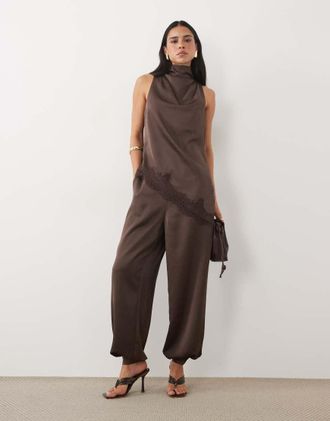 Pretty Lavish ensemble coordonn&eacute; pantalon ballon en satin couleur chocolat-Marron