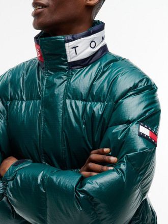 Tommy Jeans Daunenjacke TJM ALASKA DOWN FLAG gl&auml;nzende Oberfl&auml;che, mit Daunenf&uuml;llung