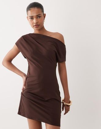 SNDYS Robe courte fronc&eacute;e &agrave; &eacute;paule asym&eacute;trique - Chocolat-Brown