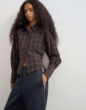 Topshop Kombiteil tailliertes kariertes Hemd in Braun