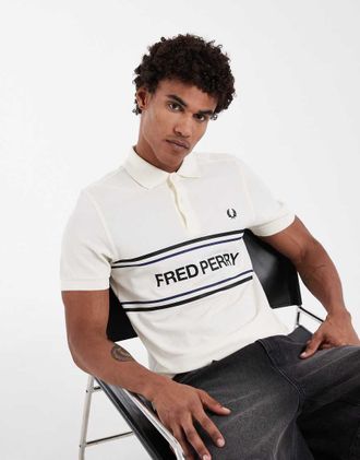 Fred Perry Polohemd in Ecru mit Textlogo-Grafik-Wei&szlig;