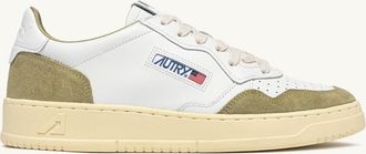 Autry BASKETS MEDALIST LOW EN CUIR BLANC ET DAIM GRAY GREEN