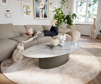 DELIFE Couchtisch Edge Oval 140x80 cm Keramik Onyx Pearl Casilda Effektfinish Titan, Couchtische