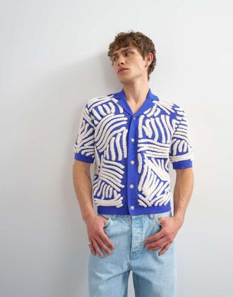 Topman Relaxed-Fit-Strickhemd in Blau mit durchgehender Boucl&eacute;-Blumenapplikation