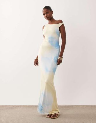 Missy Empire doppelt geschnittenes, flie&szlig;endes Maxikleid mit asymmetrischer Schulter und Zitronen- und blauem Blumenprint-Multi
