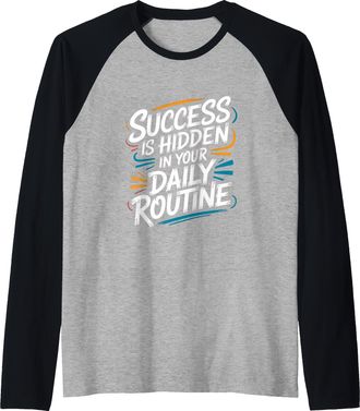 Generic Success is Hidden in Your Daily Routine - Motivierendes Zitat Raglan