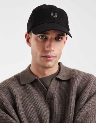 Fred Perry Kappe in Schwarz mit Kranz-Logo