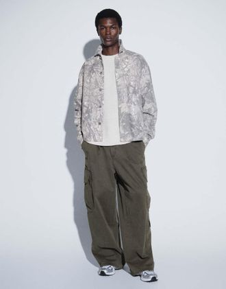 Asos Oversize-Boxy-Jacke aus Canvas mit Military-Muster-Multi