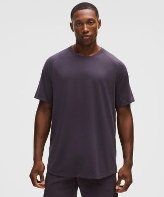 lululemon License to Train Kurzarmshirt f&uuml;r M&auml;nner - Gr&ouml;&szlig;e 2XL in Atmospheric Purple