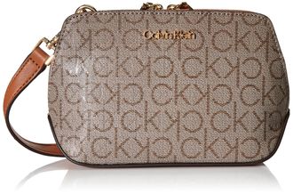 Calvin Klein Damen Lucy Crossbody mit 3 F&auml;chern, Gepr&auml;gt in Mandel-/Taupe/Karamell-Optik, Einheitsgr&ouml;&szlig;e