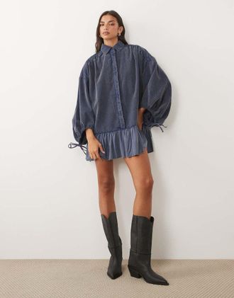Asos Robe chemise courte en velours c&ocirc;tel&eacute; avec manches ballon et ourlet en voile - Bleu denim d&eacute;lav&eacute;