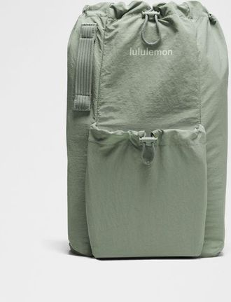 lululemon Wandelbarer 2-in-1-Rucksack 21 L - Gr&ouml;&szlig;e 1 l in Willow Leaf/Meadow Haze