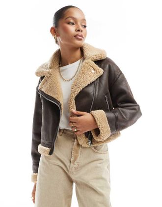 Bershka Jacke in Braun und Ecru aus kontrastierendem Lammfellimitat-Bunt