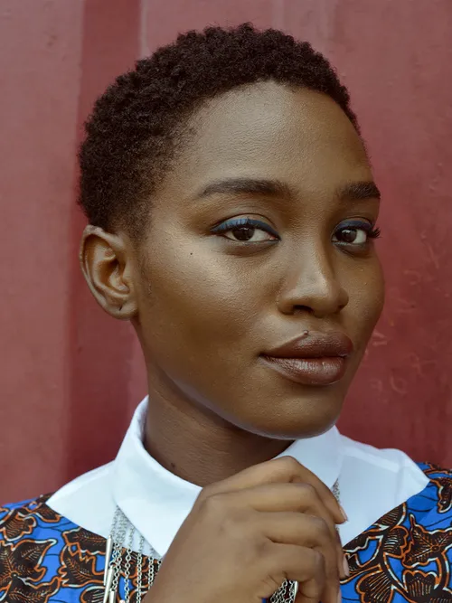 Close up von einem Frauengesicht mit blau geschminkten Augen.