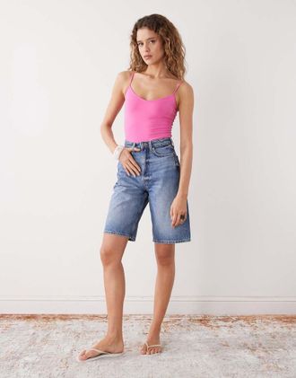 Weekday Curve - Jeans-Shorts in blauer Waschung mit hohem Bund