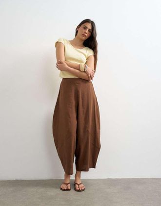 Topshop Pantalon oversize mi-long forme ovale en lin - Chocolat-Marron