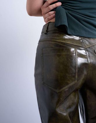Topshop Pantalon ample en similicuir ultrabrillant avec poches profondes - Vert d&eacute;lav&eacute;
