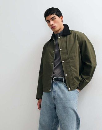 Arket veste courte en coton cir&eacute; avec col en velours c&ocirc;tel&eacute; contrastant, kaki-Vert