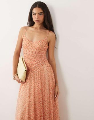 Lace & Beads Plus - Robe longue &agrave; petites fleurs avec bretelles fines et corsage asym&eacute;trique effet fronc&eacute; - Rouge-multicolore