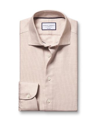 CHARLES TYRWHITT Bügelfreies strukturiertes Stretch-Hemd mit Quadraten - Taupe Knopfmanschette
