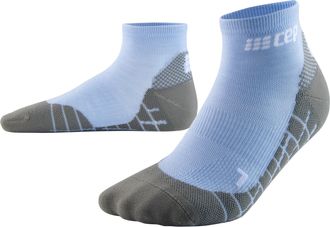 CEP HIKING LIGHT MERINO LOW CUT SOCKS REDESIGN f&uuml;r Herren | Wandersocken aus Merinowolle mit Kompression | Trekkingsocken f&uuml;r leichte Beine in hellblau | 