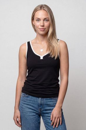 Alife And Kickin T-Shirt Tailliert geschnitten mit Kontrastpaspel und V-Ausschnitt