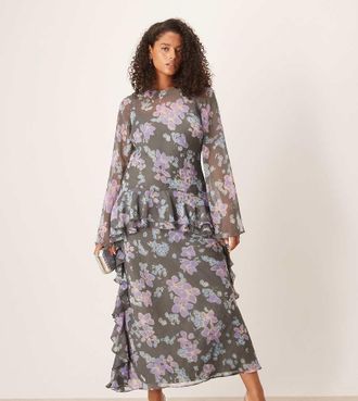 Asos Curve ASOS DESIGN Curve - Lang&auml;rmliges Chiffon-Maxikleid in Blau gebl&uuml;mt mit R&uuml;schensaum-Bunt