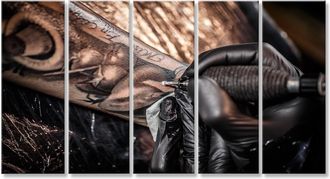 Islandburner Bild Bilder auf Leinwand Close up Tattoo-Künstler zeigt den Prozess der schwarzen Tätowierung mit Farbe zu bekommen Wandbild, Poster, Leinwandbild LAY