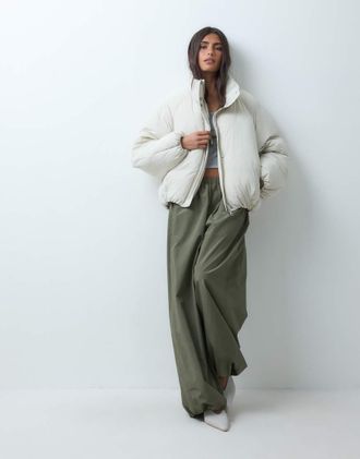 Asos veste courte matelass&eacute;e &agrave; col chemin&eacute;e cr&egrave;me-Blanc