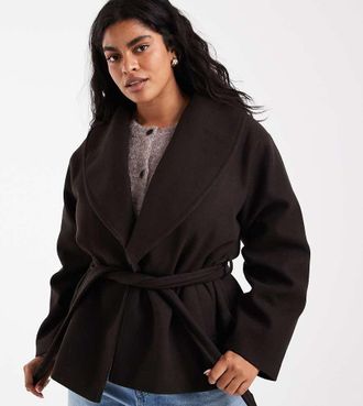 Vero Moda Curve kurzer Blazer mit G&uuml;rtel in Schokobraun