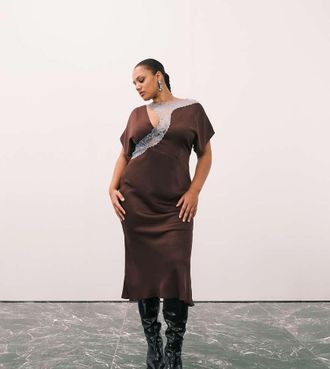 Asos Curve ASOS DESIGN Curve - Robe satin&eacute;e coup&eacute;e en biais avec dentelle appliqu&eacute;e - Prune-Violet