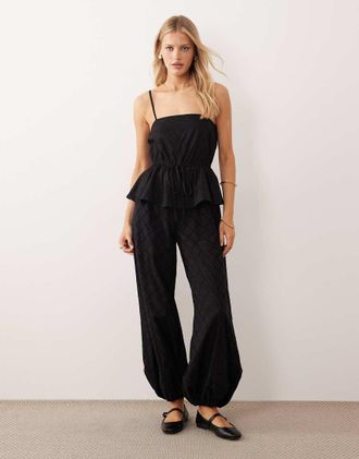 Asos Jumpsuit in Schwarz mit Camisole-Oberteil, Sch&ouml;&szlig;chen und bestickter Hose