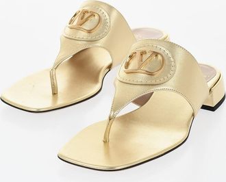 Valentino Zehensandalen aus Lam&eacute;-Leder mit Front-Monogramm Valentino