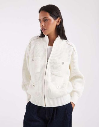 Asos Strickjacke mit Stehkragen und silberfarbenen Kn&ouml;pfen in Cremewei&szlig;