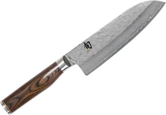 Kai Shun Premier Tim Mälzer Santoku 18 cm Klingenlänge - VG-MAX Kern 61 HRC, 32 Lagen Damast hochglanzpoliert - Pakkaholz mittelbraun gemasert - Hammersch