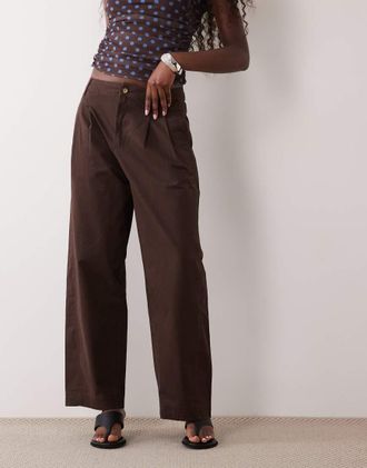Nobody's Child Artie Baumwoll-Twill-Hose mit Bundfalte, Barrel-Leg und Cropped-Schnitt in Braun
