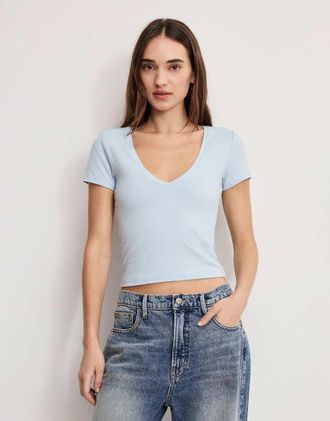 Good American Knapp geschnittenes T-Shirt in Himmelblau mit V-Ausschnitt