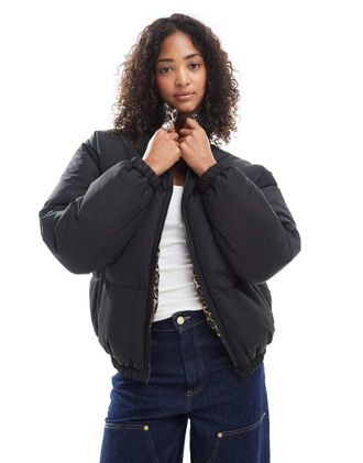 Brave Soul Wendbare, kurze Steppjacke in Schwarz mit Leopardenmuster