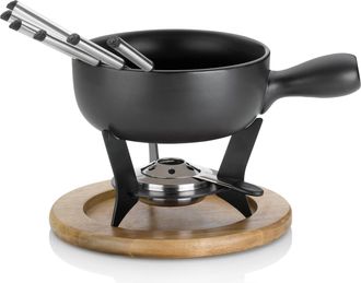 KELA Käsefondue-Set Country, 10-teilig, Durchmesser 25 cm, 2 L, Keramik, schwarz, feuerfester Topf, Sicherheitspastenbrenner, Untersetzer aus Akazienholz, 