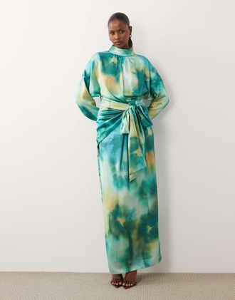 Daska Robe longue en satin &agrave; imprim&eacute; flout&eacute; avec col montant, manches longues et d&eacute;tail nou&eacute; - Vert-Bleu