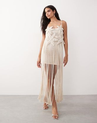 Asos Robe longue de qualit&eacute; sup&eacute;rieure en maille crochet&eacute;e avec d&eacute;tails coquillages et fleurs - Cr&egrave;me-Blanc