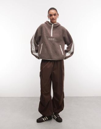 Asos Weekend Collective sweat &agrave; capuche color block en borg demi-zip avec empi&egrave;cement en nylon, mushroom et cream-Gris
