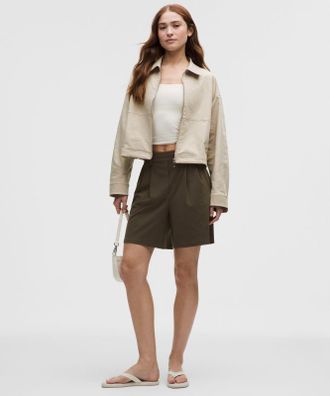 lululemon Daydrift Plissierte Shorts mit hohem Bund f&uuml;r Frauen - 18 cm - Gr&ouml;&szlig;e 2XS in Olive Brown