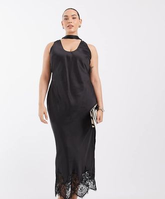 Asos Curve ASOS DESIGN Curve Satin-Maxikleid mit U-Ausschnitt, Column-Silhouette, Spitzenbesatz am Saum und Schal in Schwarz
