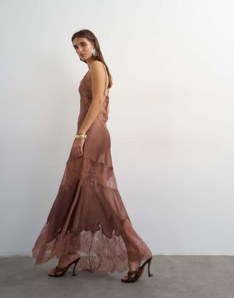 Topshop Robe nuisette longue en satin avec col V et empi&egrave;cements en dentelle - Taupe-Marron