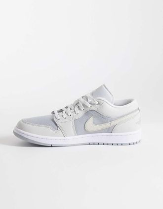 Nike Jordan Nike Air Jordan 1 low baskets tiss&eacute;es bleu clair et blanc cass&eacute;