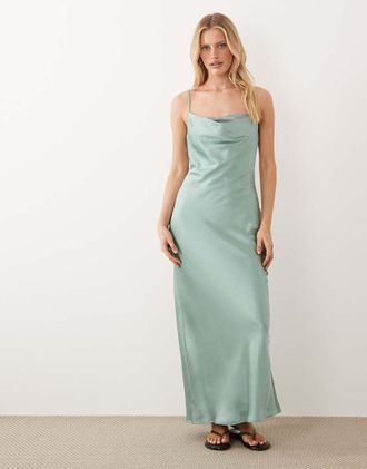 Vila Robe caraco longue en satin &agrave; col b&eacute;nitier et empi&egrave;cement en dentelle - Bleu surf