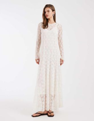 Vero Moda Boho-Maxikleid aus Blumenspitze in Cremewei&szlig; mit Godet-Rock