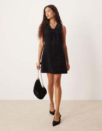 Nobody's Child Nila - Robe chasuble courte en velours côtelé avec détail noué - Noir