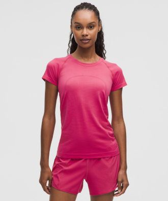 lululemon Swiftly Tech Kurzarmshirt 2.0 H&uuml;ftl&auml;nge f&uuml;r Frauen - Gr&ouml;&szlig;e 20 in Raspberry Coulis